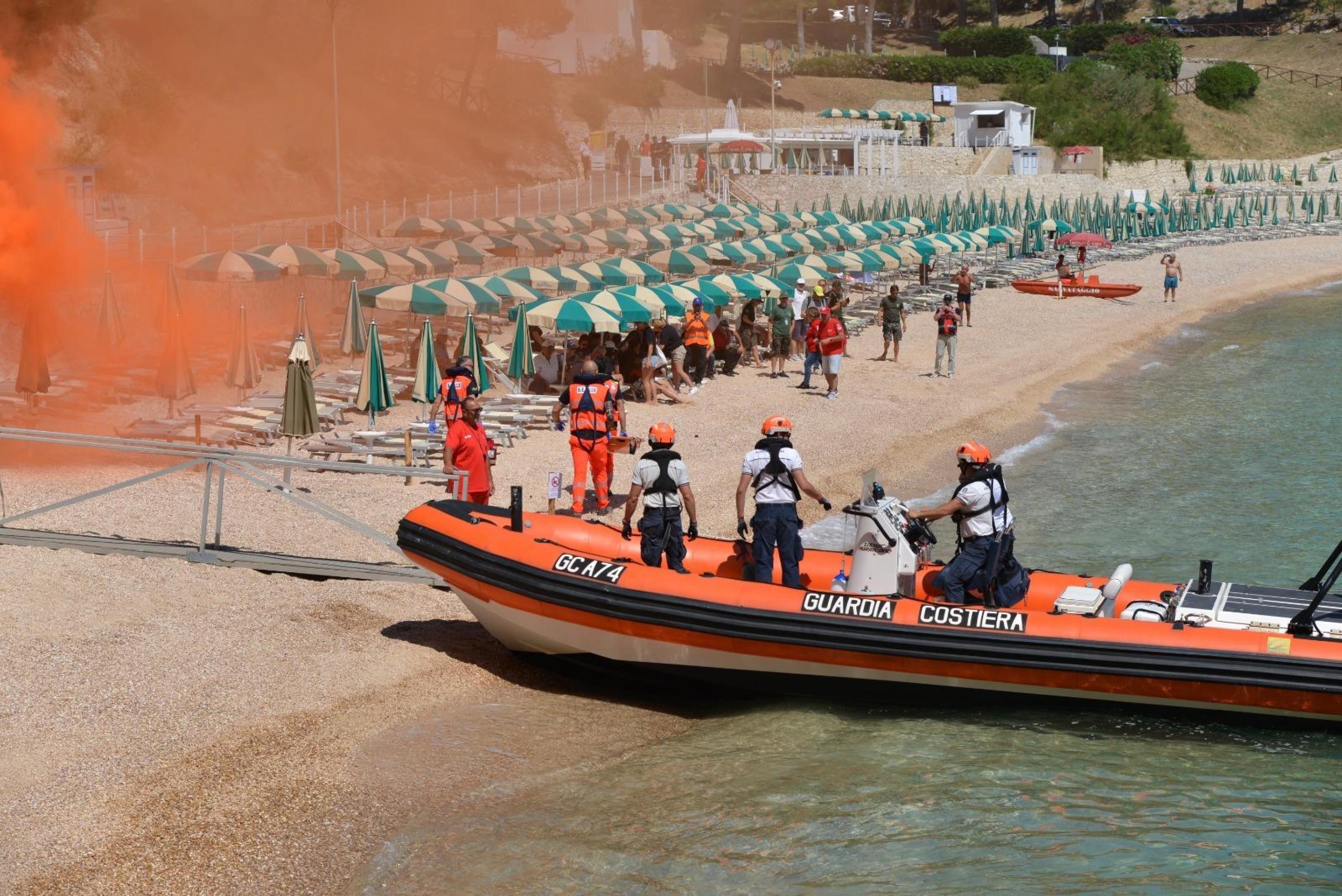 Esercitazione nel Gargano, turisti evacuati via mare dopo incendio boschivo