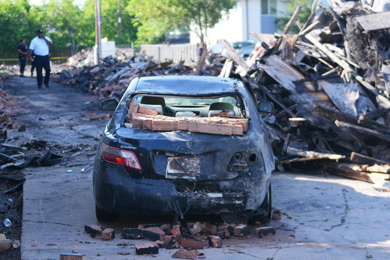 Crews scour the site of a deadly Dallas apartment blast and fire ...