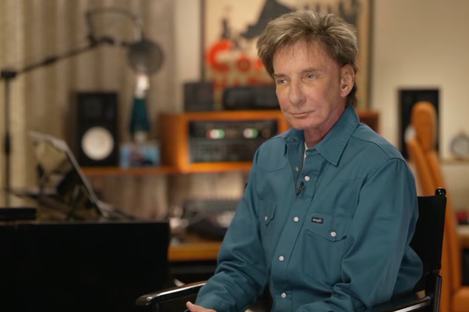 Barry Manilow gives update on lung cancer battle, pneumonia infection