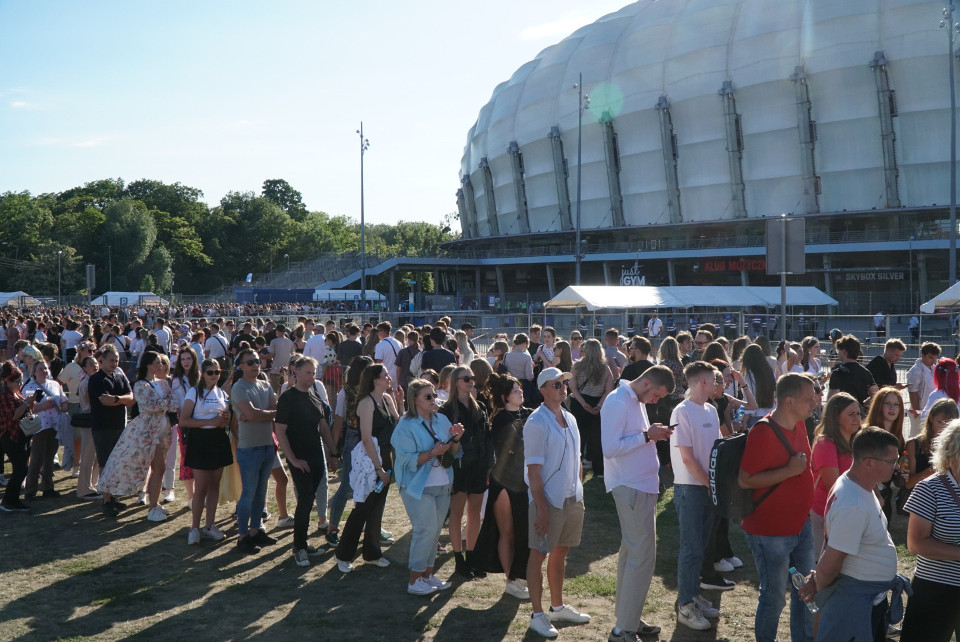 Fani Sanah opanowali miasto. Tłumy czekają na koncert artystki w Poznaniu