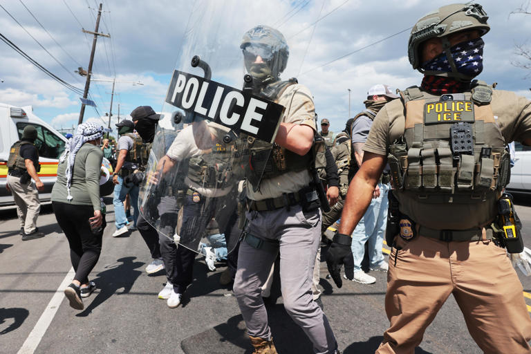 How DHS's threat to cut customs processing in sanctuary cities could ...