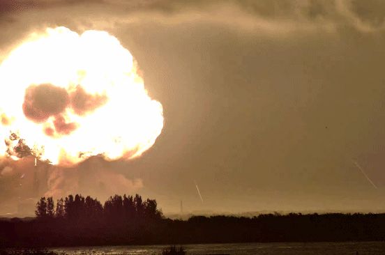 Camera captures massive explosion during Blue Origin rocket test