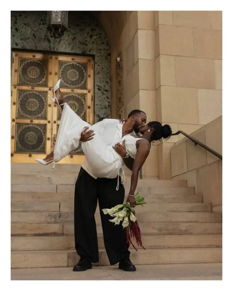 Photographer sees couple about to marry with no photos and gives them a ...