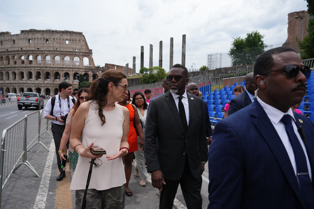 Chicago mayor sees Pope Leo XIV as key ally on social justice ...