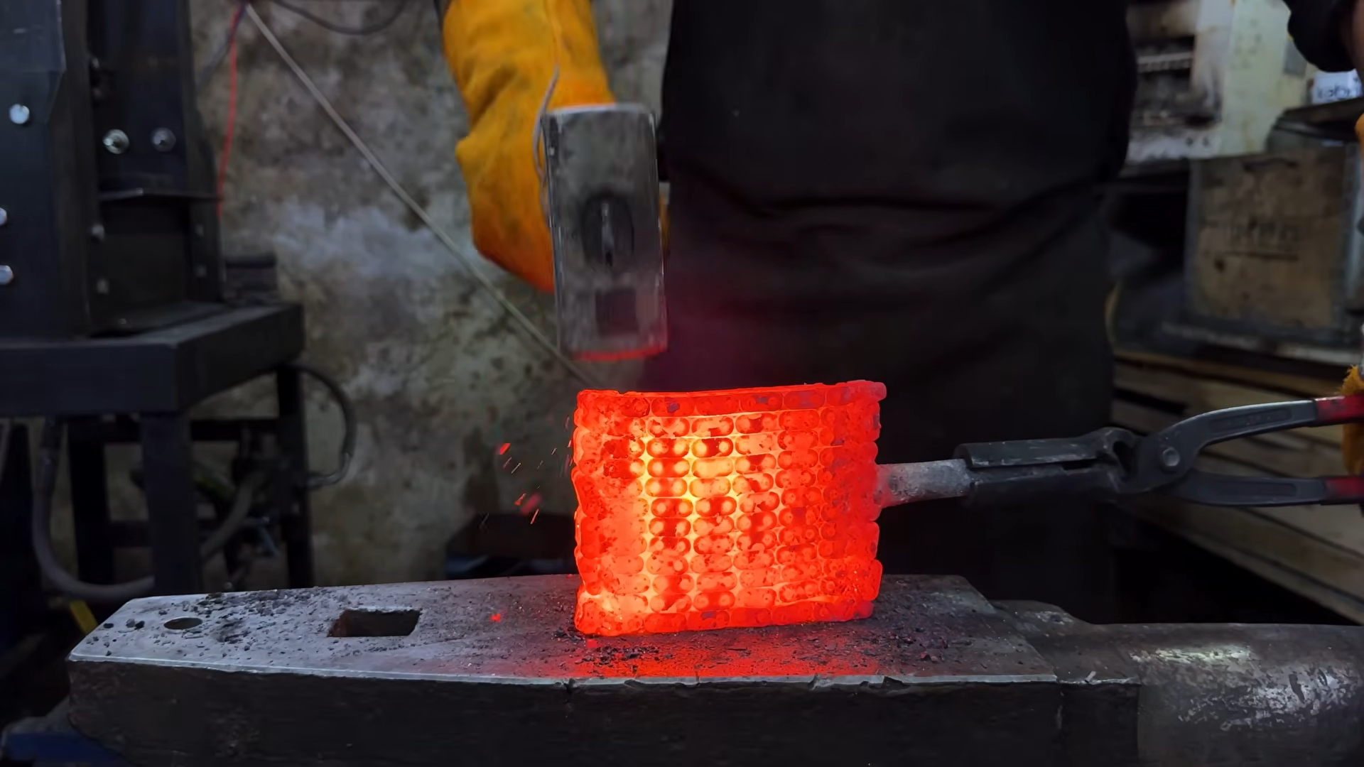 A worn-out chain was melted down - the final blade shocked everyone ...