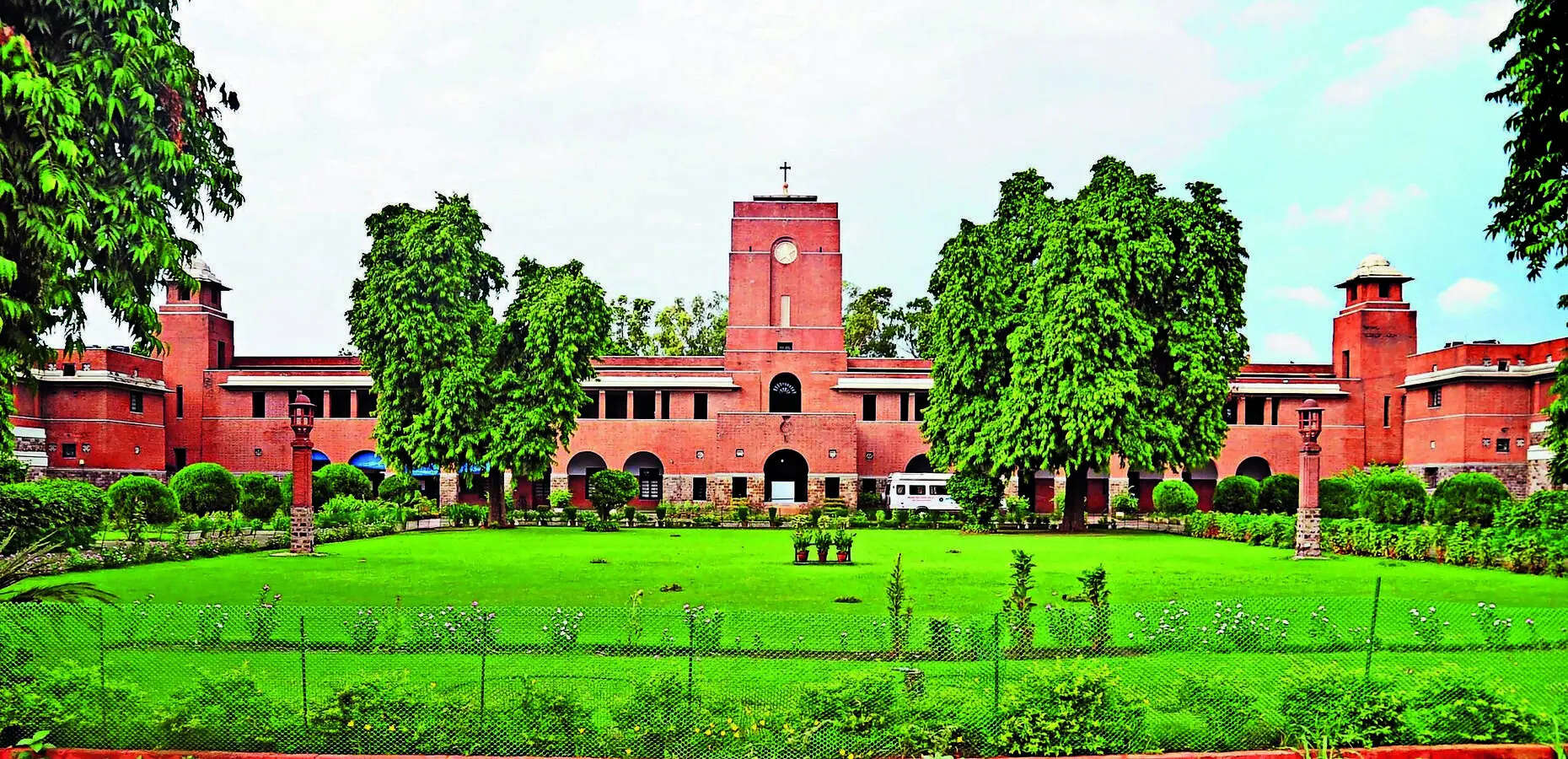 DU asks Stephen’s to scrap outgoing principal’s absorption as prof
