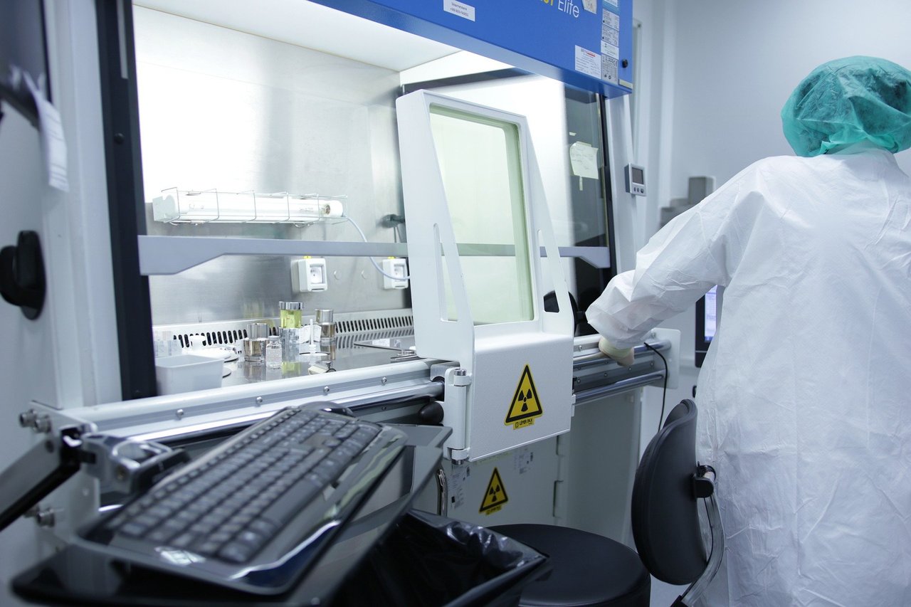 Freeze-dried reagents and hand-powered hardware bring biomanufacturing ...