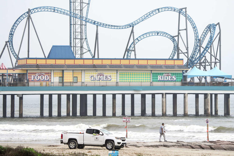 Galveston firefighters rescue 8 Houston ISD students stuck 100 feet in ...