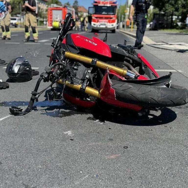 Verkehrsunfall mit Feuerwehrfahrzeug: In Berlin-Reinickendorf wurde ein ...