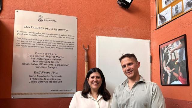 Benavente homenajea a los «enmaromadores históricos» con una placa en ...