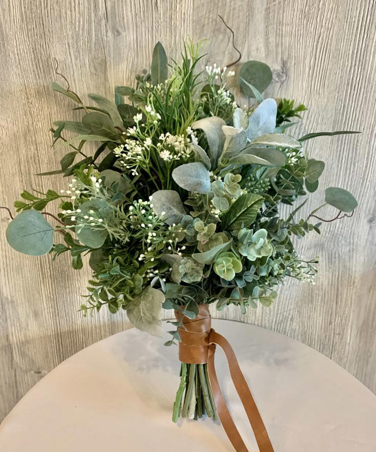 Buquês inusitados: case com estilo e sem usar flores com essas tendências