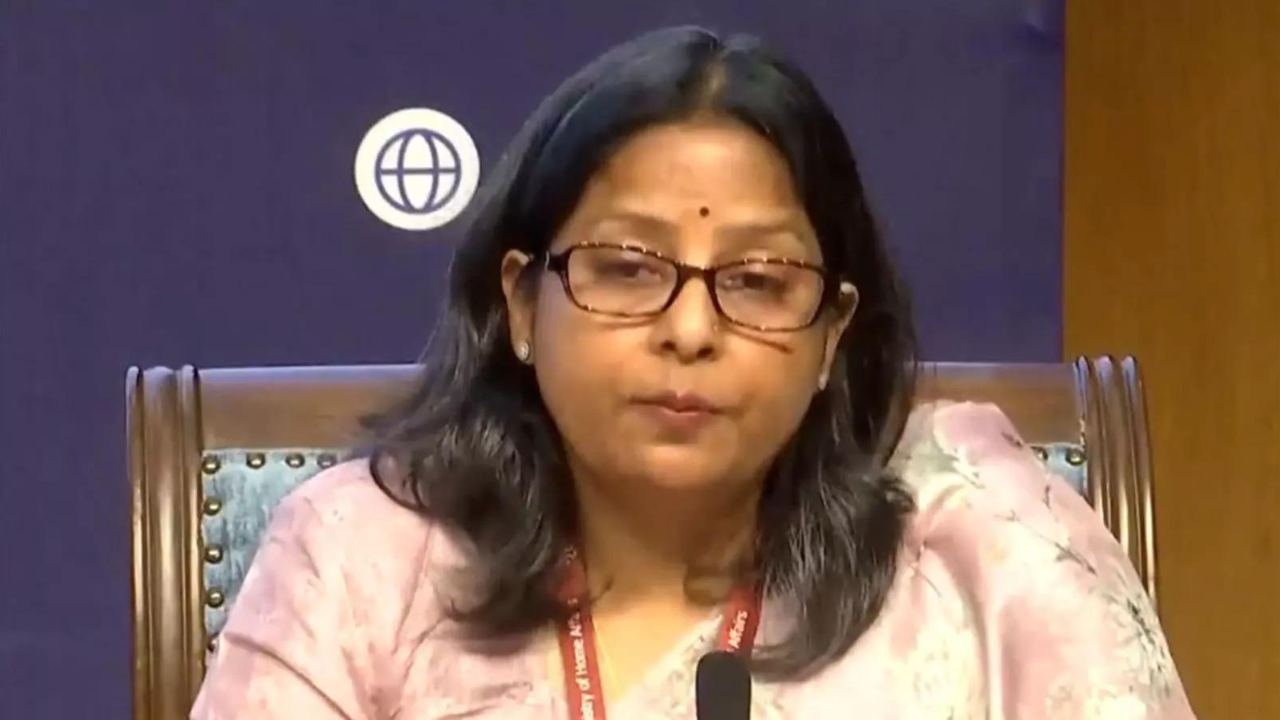Govt asks oil firms to build 30-day LPG reserves; says no distributor ...