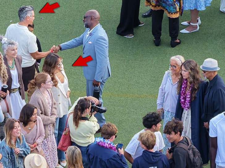 Jessica Alba and ex Cash Warren keep their distance at daughter's ...