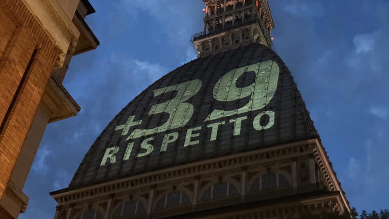 La Mole Antonelliana si accende per l’Heysel: Torino ricorda le 39 ...