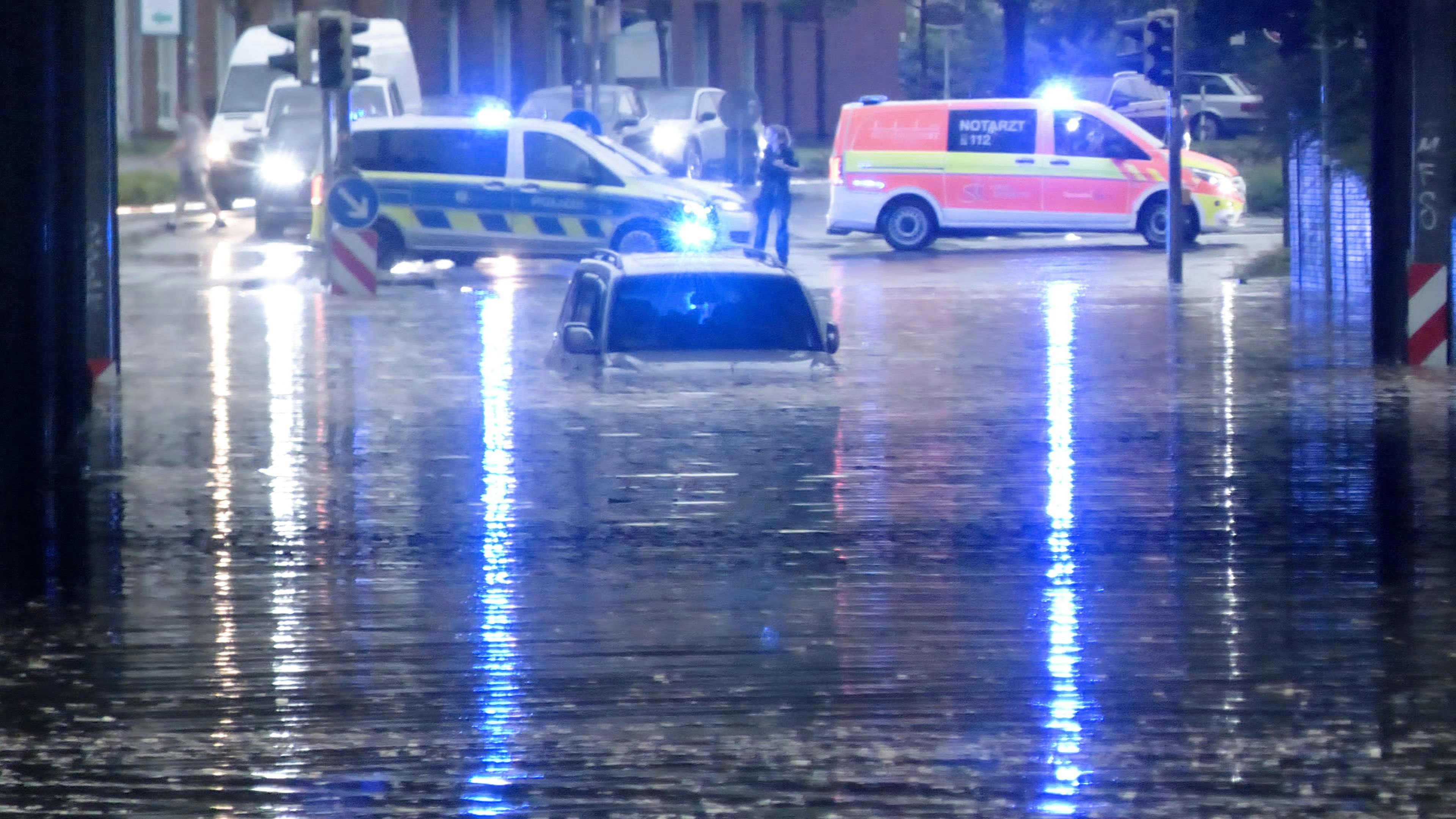 Hagel, Fluten, Sturm! Rheine versinkt im Unwetter-Chaos