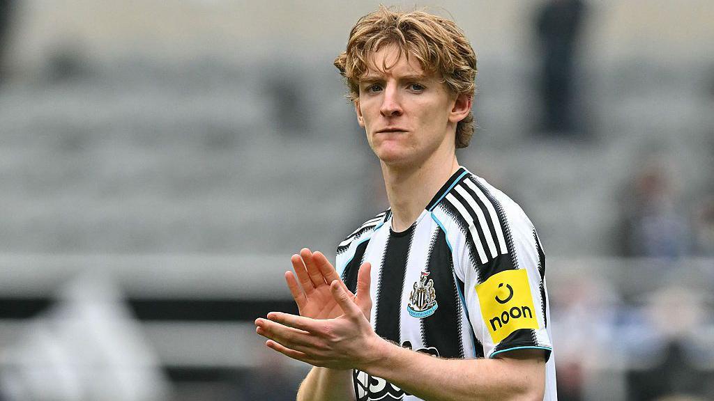 Barcelona unveil Gordon after Newcastle move