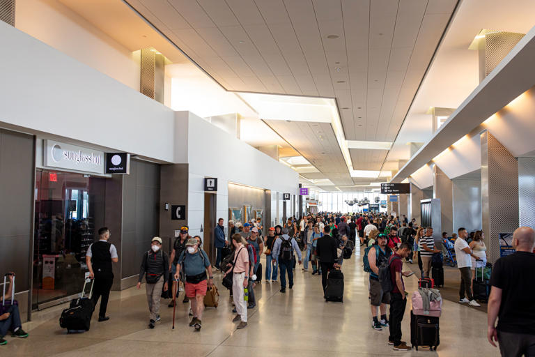 United Airlines reacts as on-time record is tested over FAA delay and ...