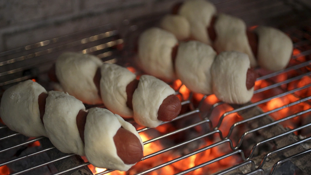 Chefs clash over best way to cook summer hot dogs
