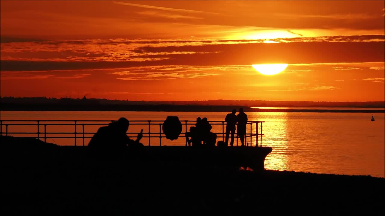 Stunning sunset ends week of hot weather on Kent coast, UK