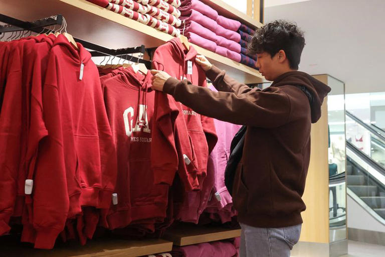 Gap, American Eagle fall as brand troubles weaken annual forecasts