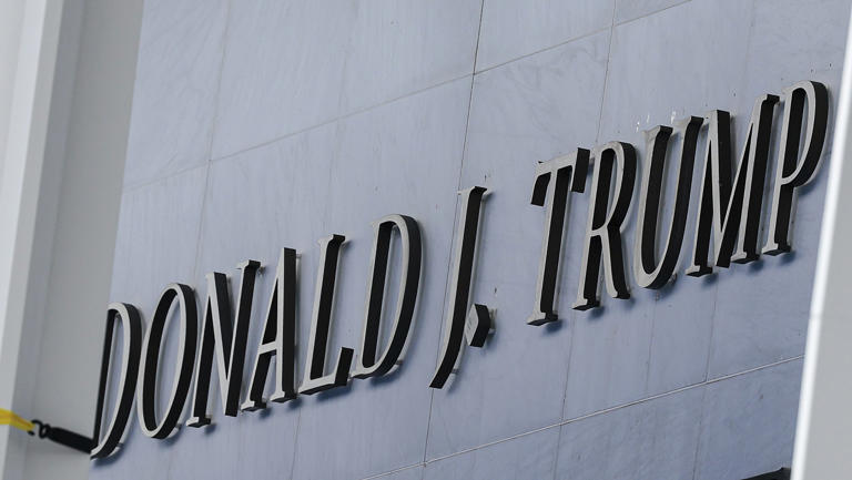 'Great news': Crowd at Kennedy Center celebrates order to remove Trump ...