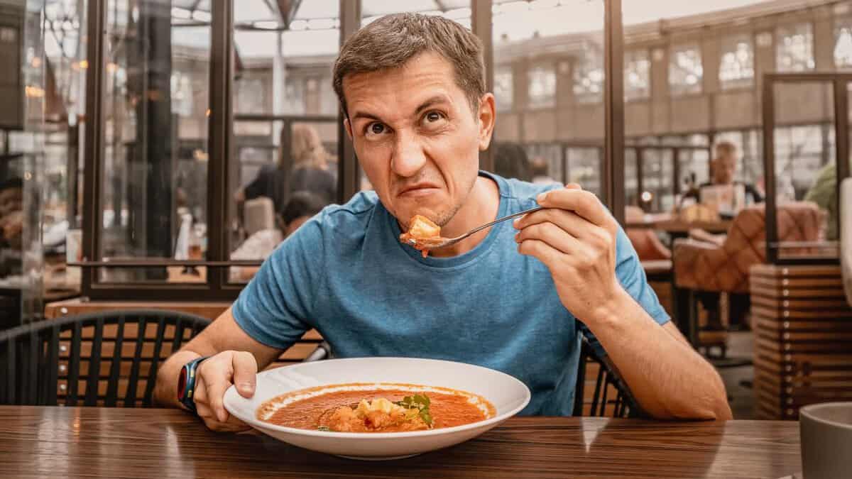 11 red flags that should make you rethink where you're eating