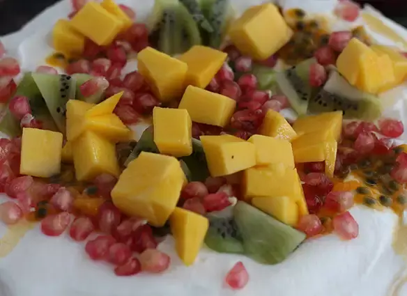 Easy pavlova with exotic fruits