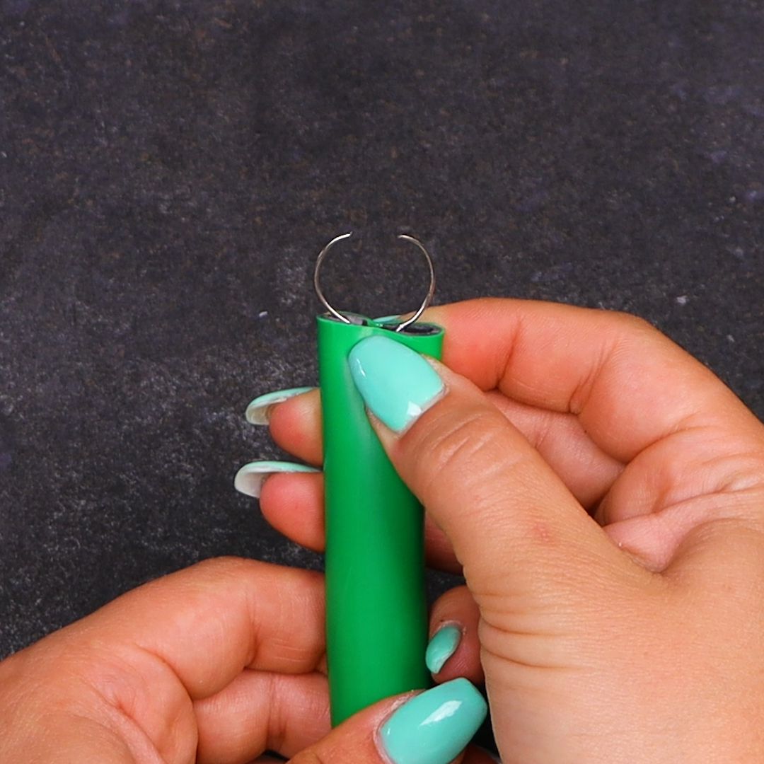 Say goodbye to clogged drains with this DIY solution!💧