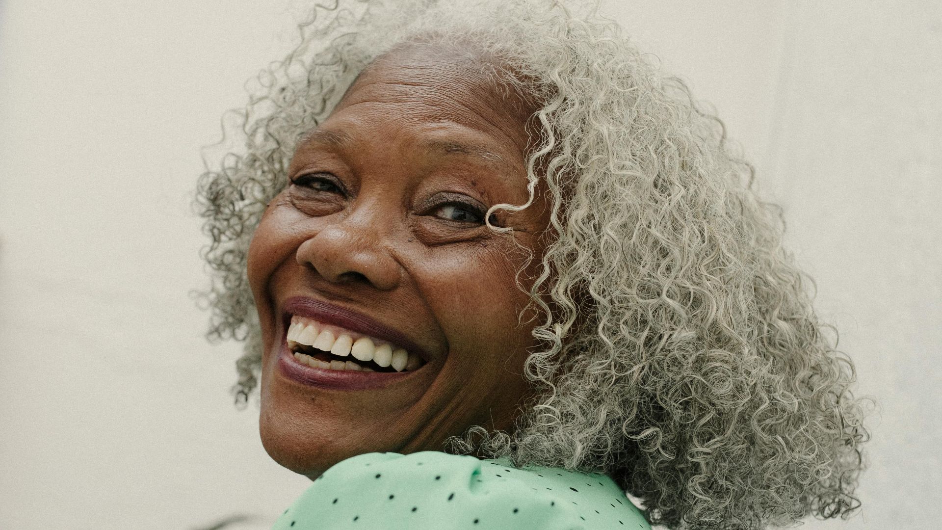 10 gray hair looks that feel elegant & 10 that can look neglected