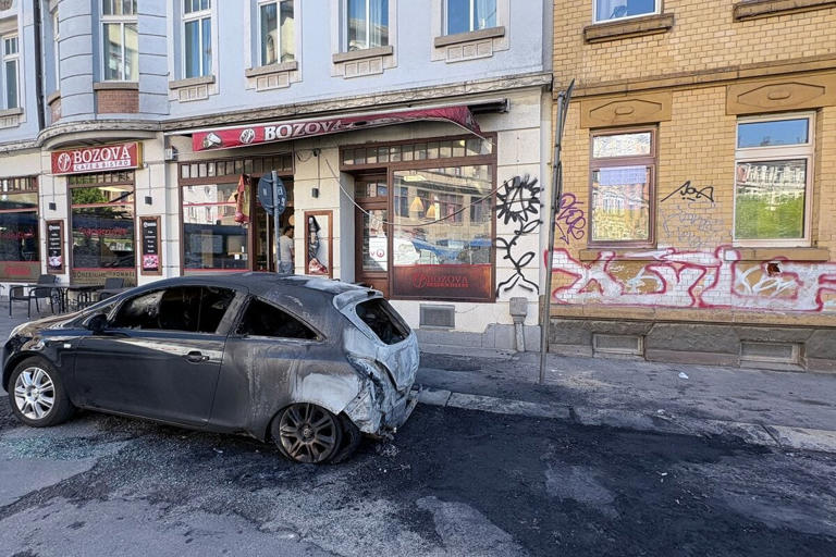Erst knallt's und dann brennen zwei Autos im Leipziger Osten: 40.000 ...