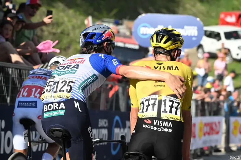 Davide Piganzoli krijgt in strijd voor witte trui schouderklopje van ...
