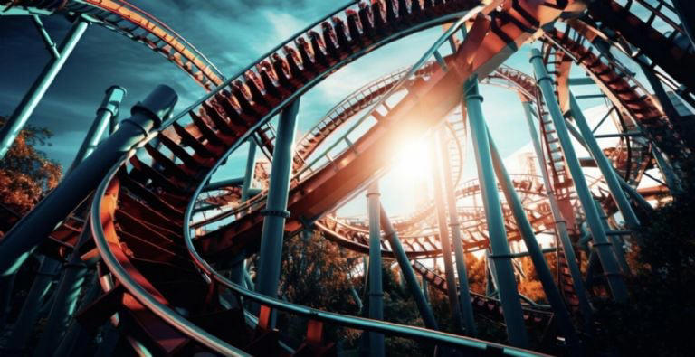Montaña rusa falla y deja a personas suspendidas 30 metros por varias ...