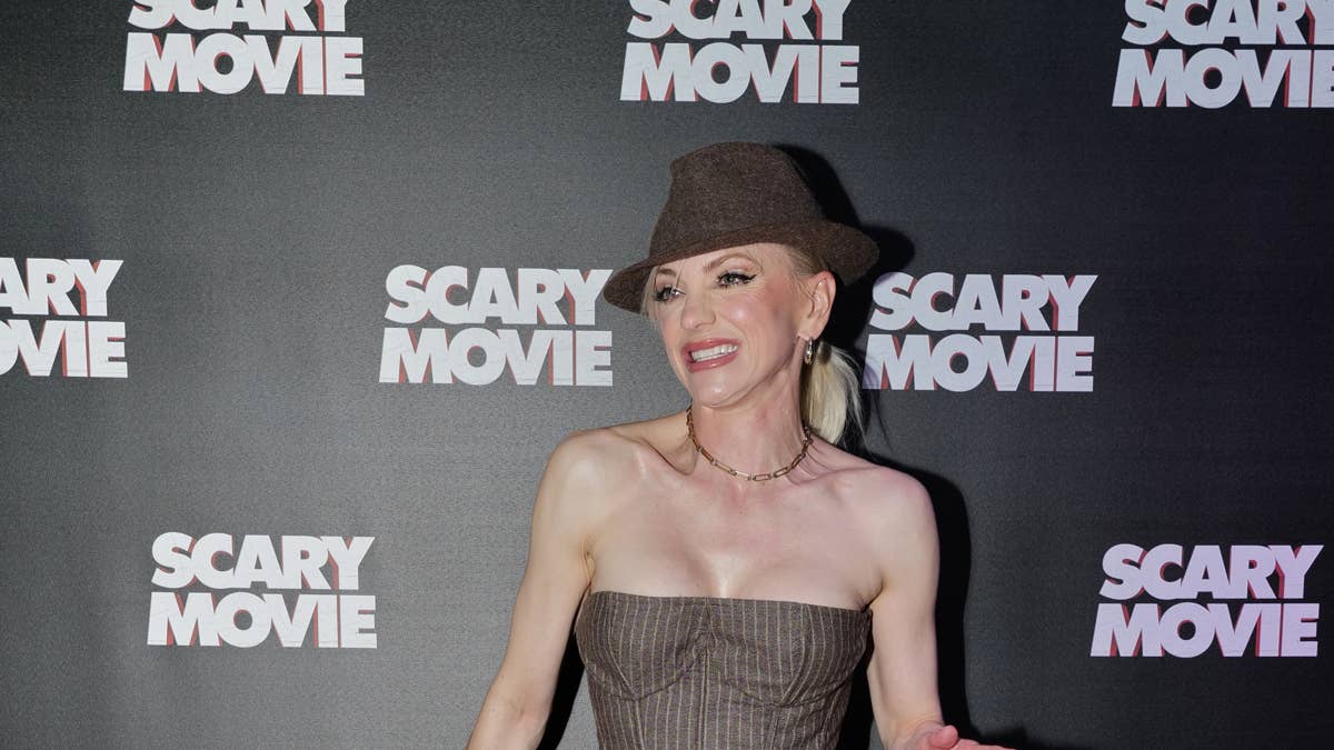 Anna Faris stuns on red carpet in corset and skirt for new Scary Movie ...