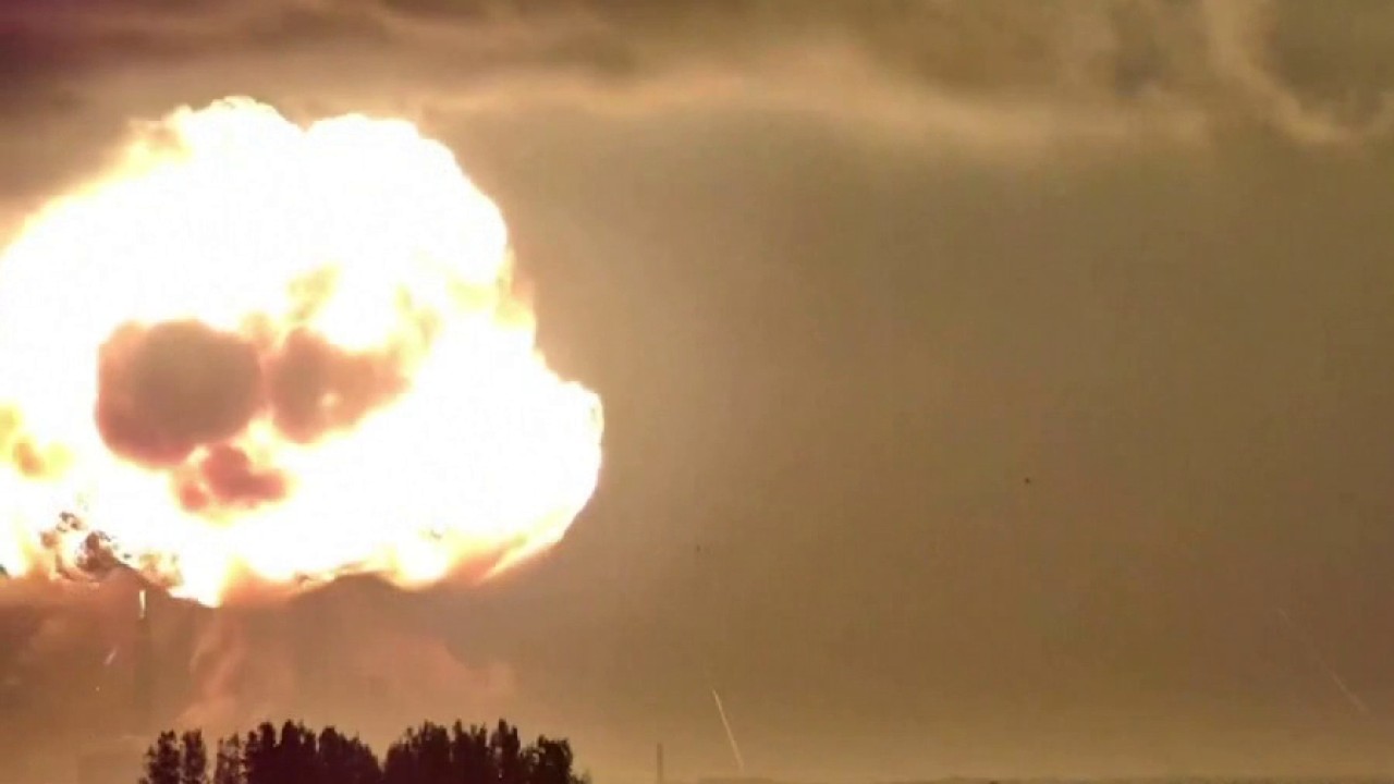 Blue Origin 'New Glenn' rocket explodes