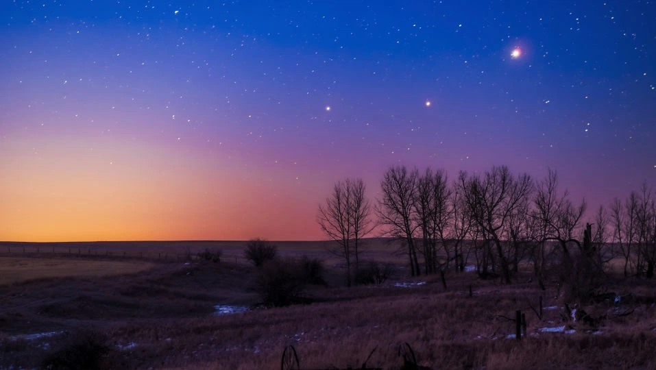 Fading Sun-Uranus energy meets Venus-Saturn tension today