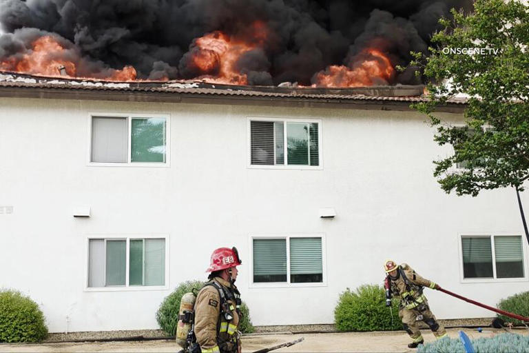 Fire displaces 100 people at apartment complex near UC Riverside