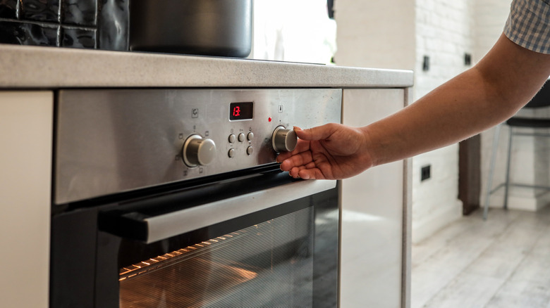 What does the fan symbol on the oven mean?