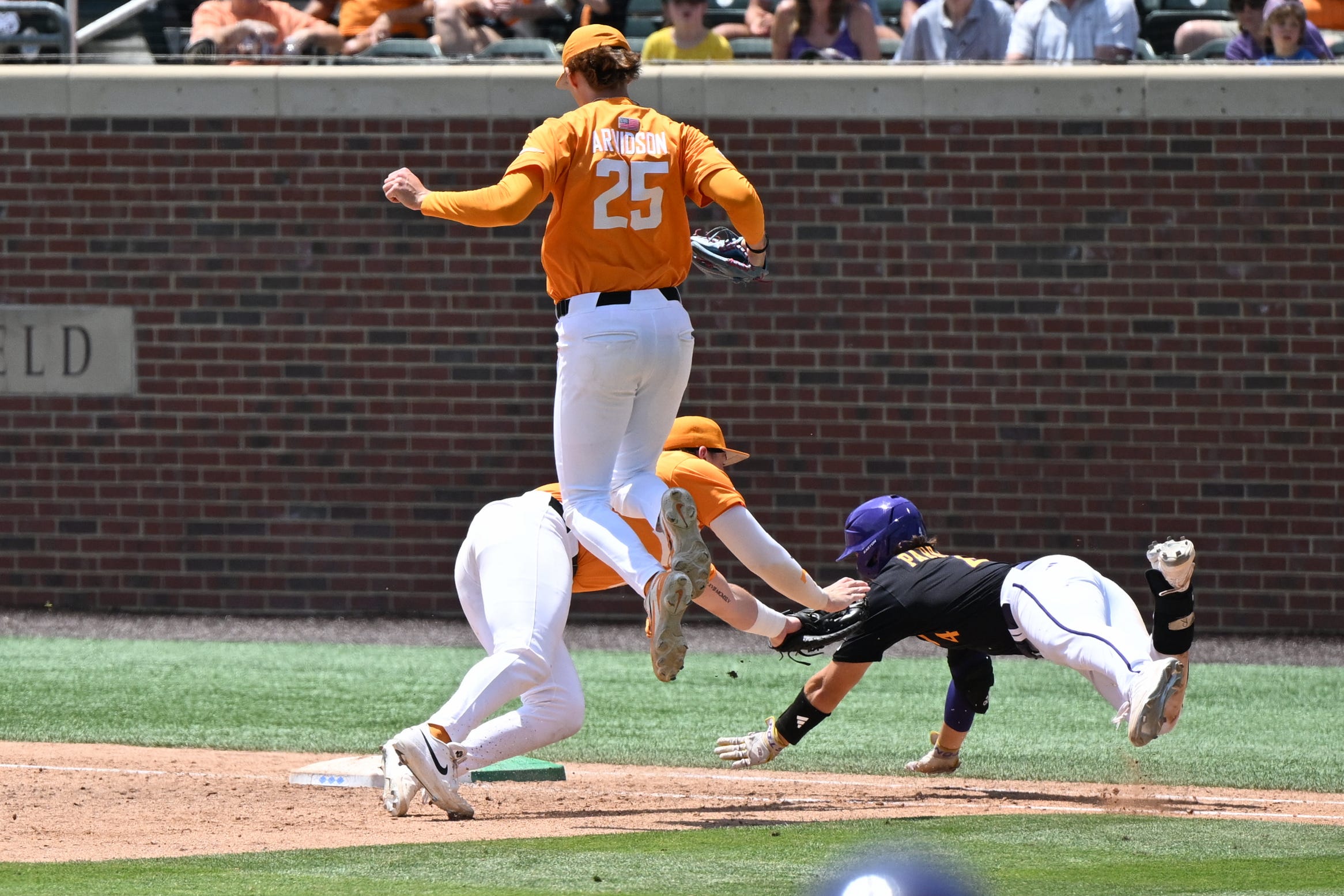 Missed opportunities, including bunt disaster, costs Tennessee baseball ...