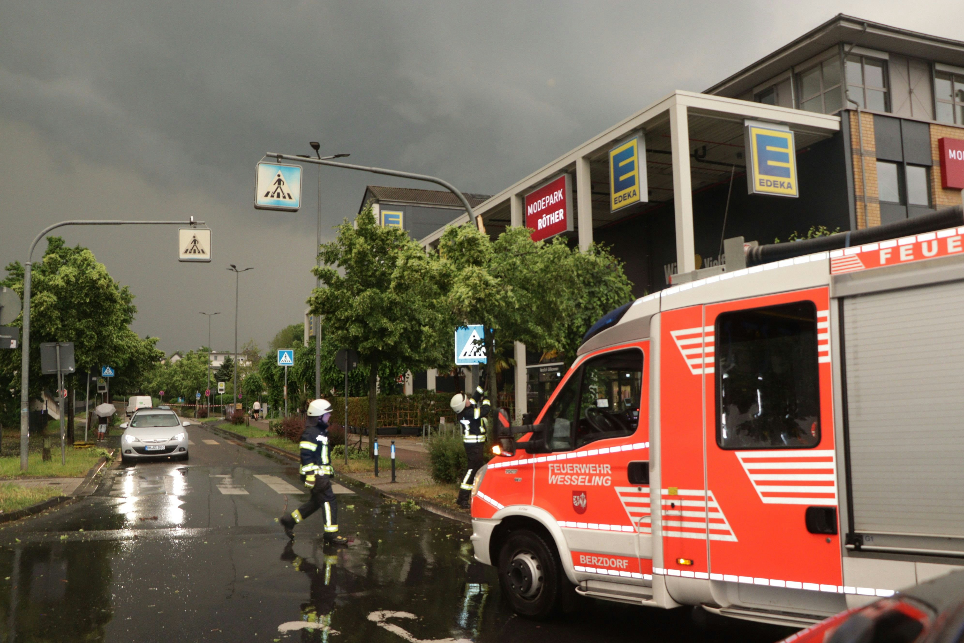 Hagel beschädigt zahlreiche Autos: Feuerwehr Wesseling rückt zu 33 ...
