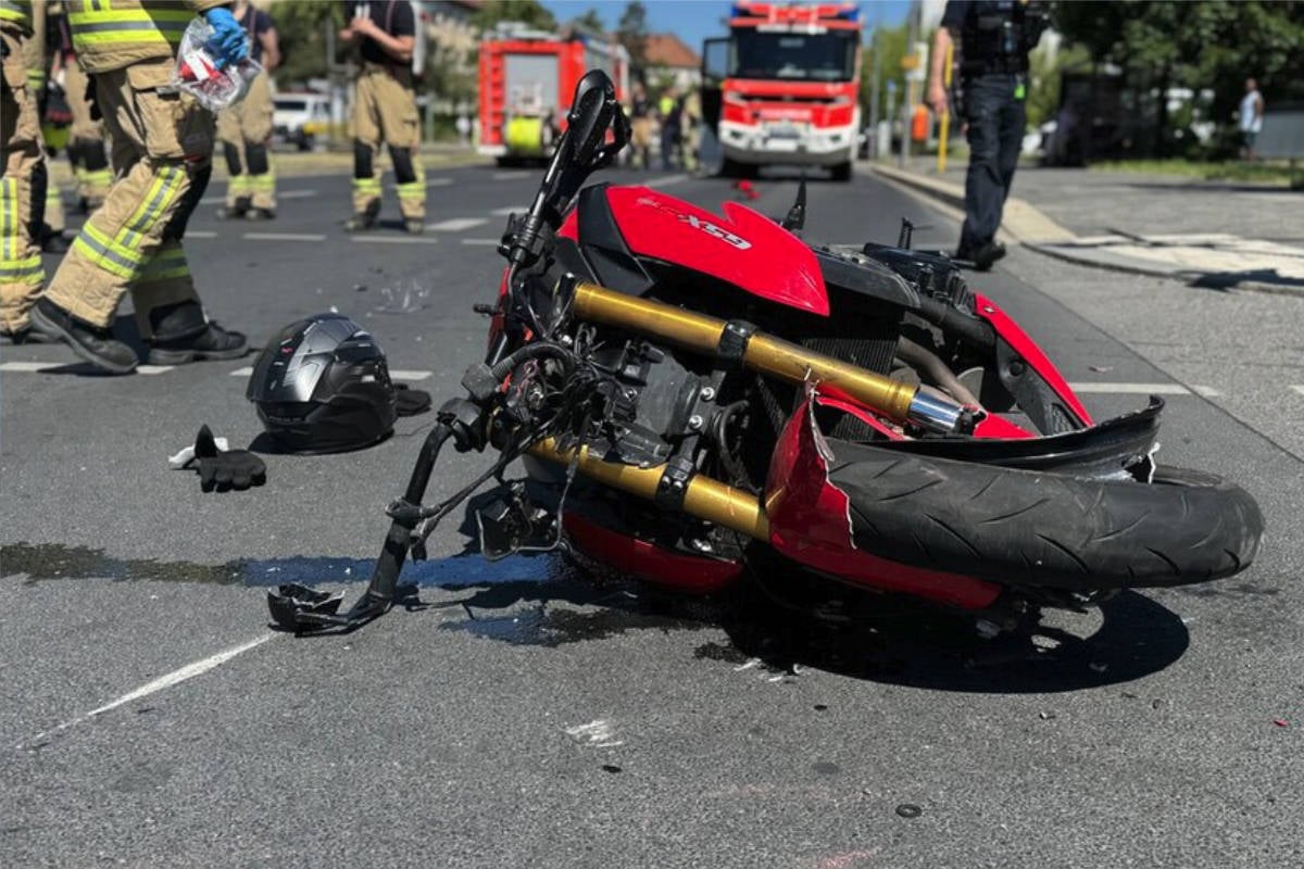 Motorrad kracht in Feuerwehrwagen: Biker schwer verletzt
