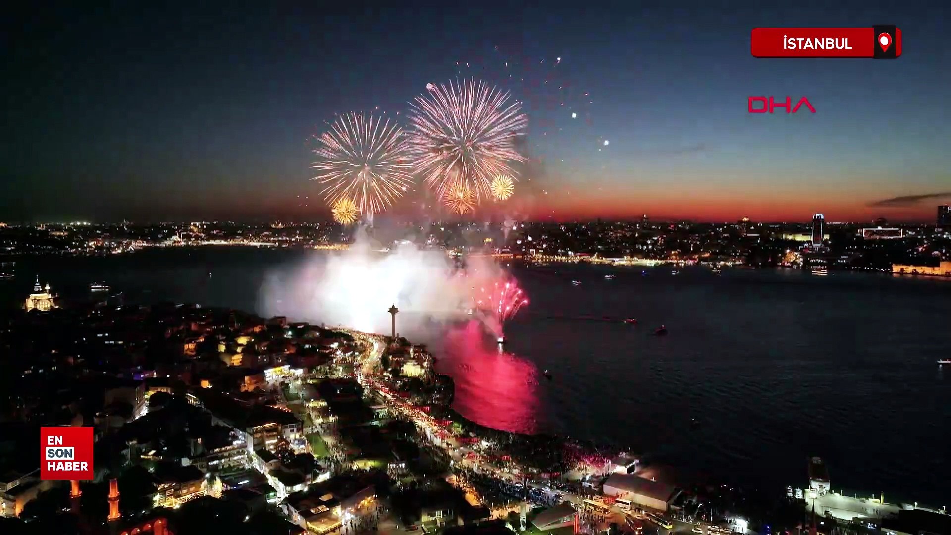 İstanbul'da havai fişek gösterisi boğazı aydınlattı