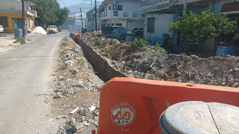 Vecinos inconformes por obras inconclusas de Agua y Drenaje en Monterrey
