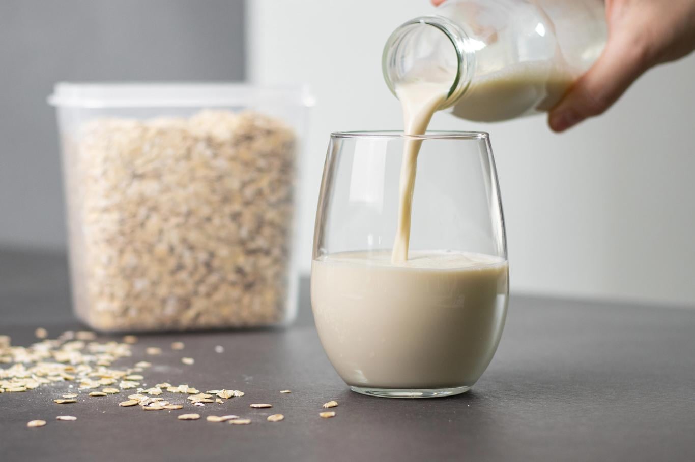 Kravské, ovesné a mandlové mléko se výrazně liší nutričními hodnotami ...