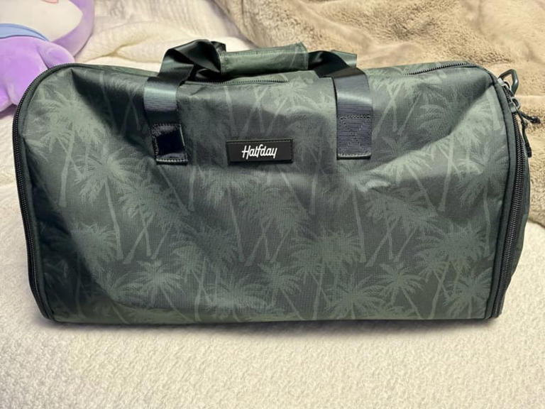 I finally found a garment duffel bag that doesn't wrinkle dresses and ...