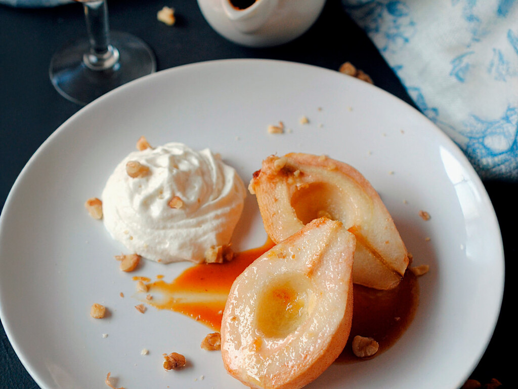 Peras asadas al caramelo con chantilly: receta sencilla de postre