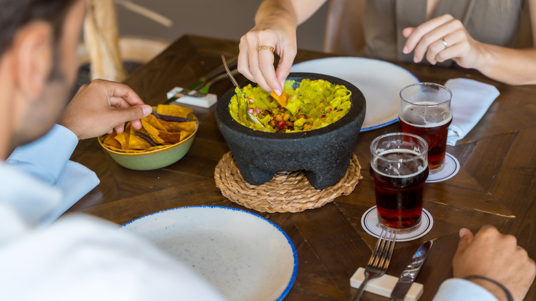 8 healthiest and 7 unhealthiest foods to order at a Mexican restaurant