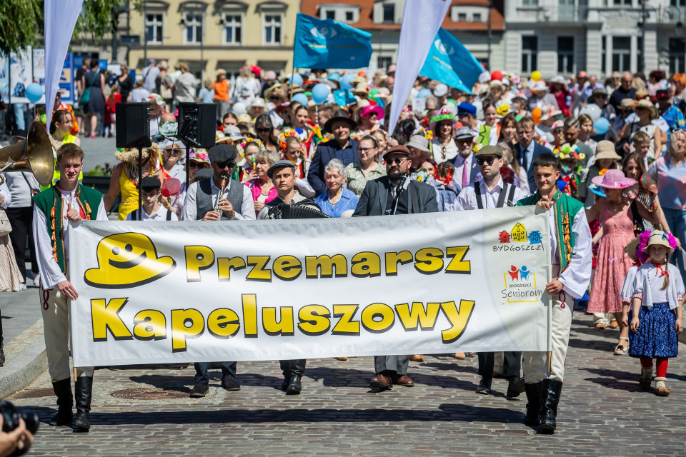 Tak wyglądał Przemarsz Kapeluszowy na inaugurację Seniorady. Seniorzy ...