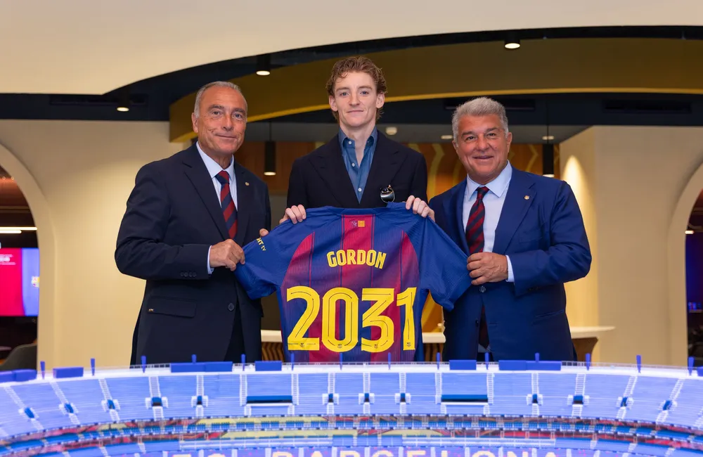 Barcelona oficializa contratação de Anthony Gordon