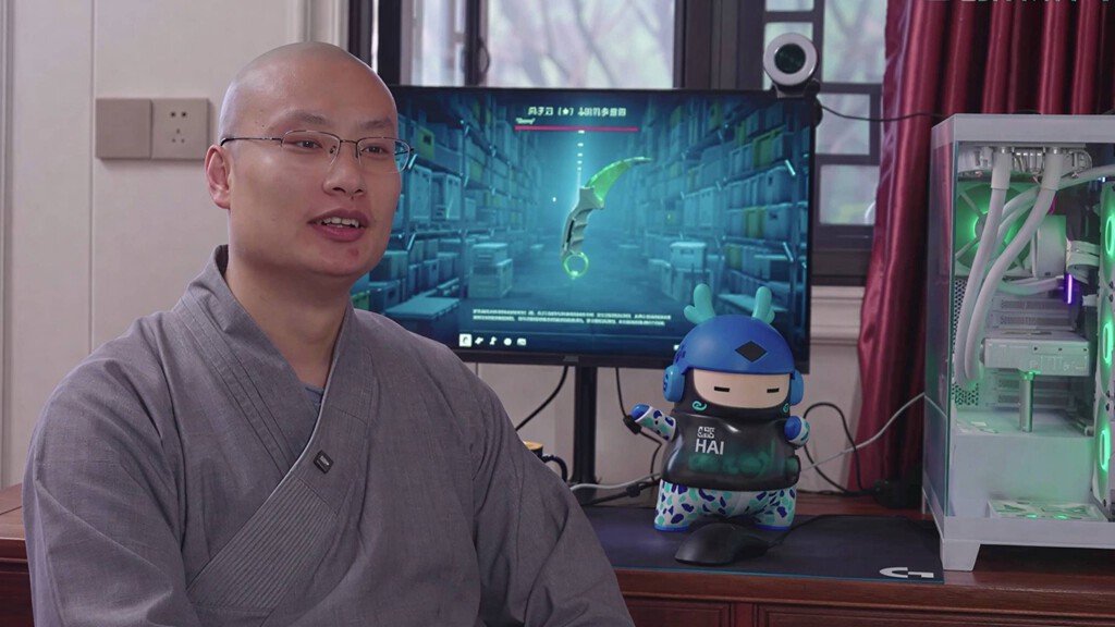 Este monje chino no solo juega Counter-Strike 2, tiene todo un PC gamer ...