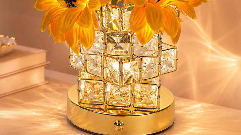 Amazon's 'uplifting' $28 sunflower lamp is a cheerful accent for desks ...